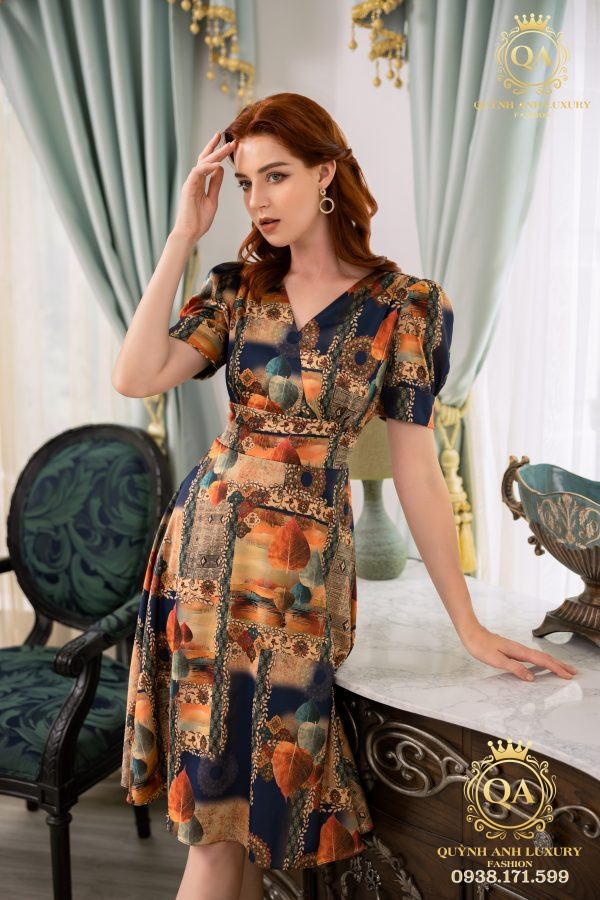 Đầm Xoè Hoa Tone Đỏ Cổ V Tay Phồng Lụa Ánh Kim Cao Cấp Lealia Dress - Đầm Quỳnh Anh Luxury